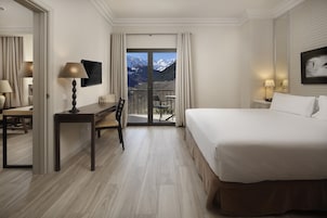 Suíte júnior, 1 cama Queen | Roupas de cama premium, frigobar, cofres nos quartos, escrivaninha