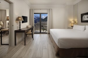 Suíte júnior, 1 cama Queen | Roupas de cama premium, frigobar, cofres nos quartos, escrivaninha