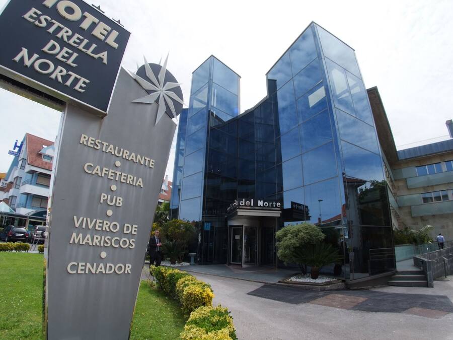 Placa de hotel com lista de comodidades, incluindo restaurante, café, pub e um porto de iates.
