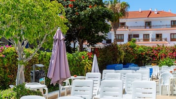 Terraço com espreguiçadeiras