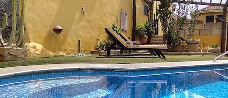 Piscina externa, espreguiçadeiras