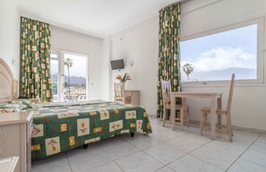 Cofre no quarto, cortinas/cortinados opacos 