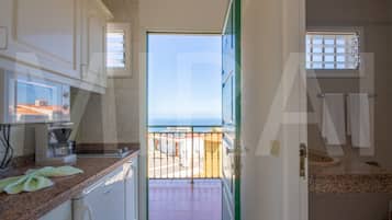 Um frigorífico/congelador grande, um micro-ondas, uma placa de cozinha