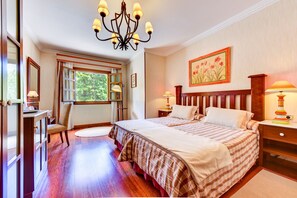 Quarto duplo standard | Frigobar, cofres nos quartos, escrivaninha