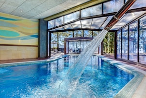 Piscina exterior, guarda-sóis, espreguiçadeiras