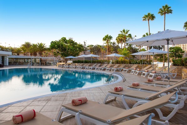 Piscina exterior, guarda-sóis, espreguiçadeiras 