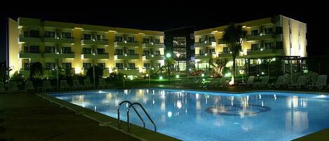 Fachada da propriedade à noite