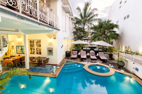 Piscina externa, funciona das 7h às 22h, guarda-sóis, espreguiçadeiras