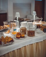 Café da manhã com buffet grátis todos os dias