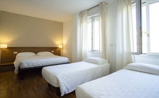Quarto quádruplo clássico, para não fumantes | Frigobar, cofres nos quartos, escrivaninha, quartos à prova de som