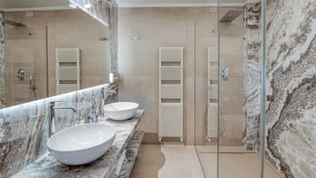 Suite-Estúdio Superior | Casa de banho | Uma banheira de hidromassagem, artigos de higiene pessoal grátis