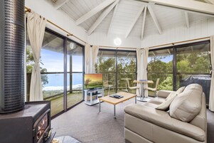 Apartamento standard, 1 quarto | Área de estar | TV LED 50 polegadas com canais digitais, TV