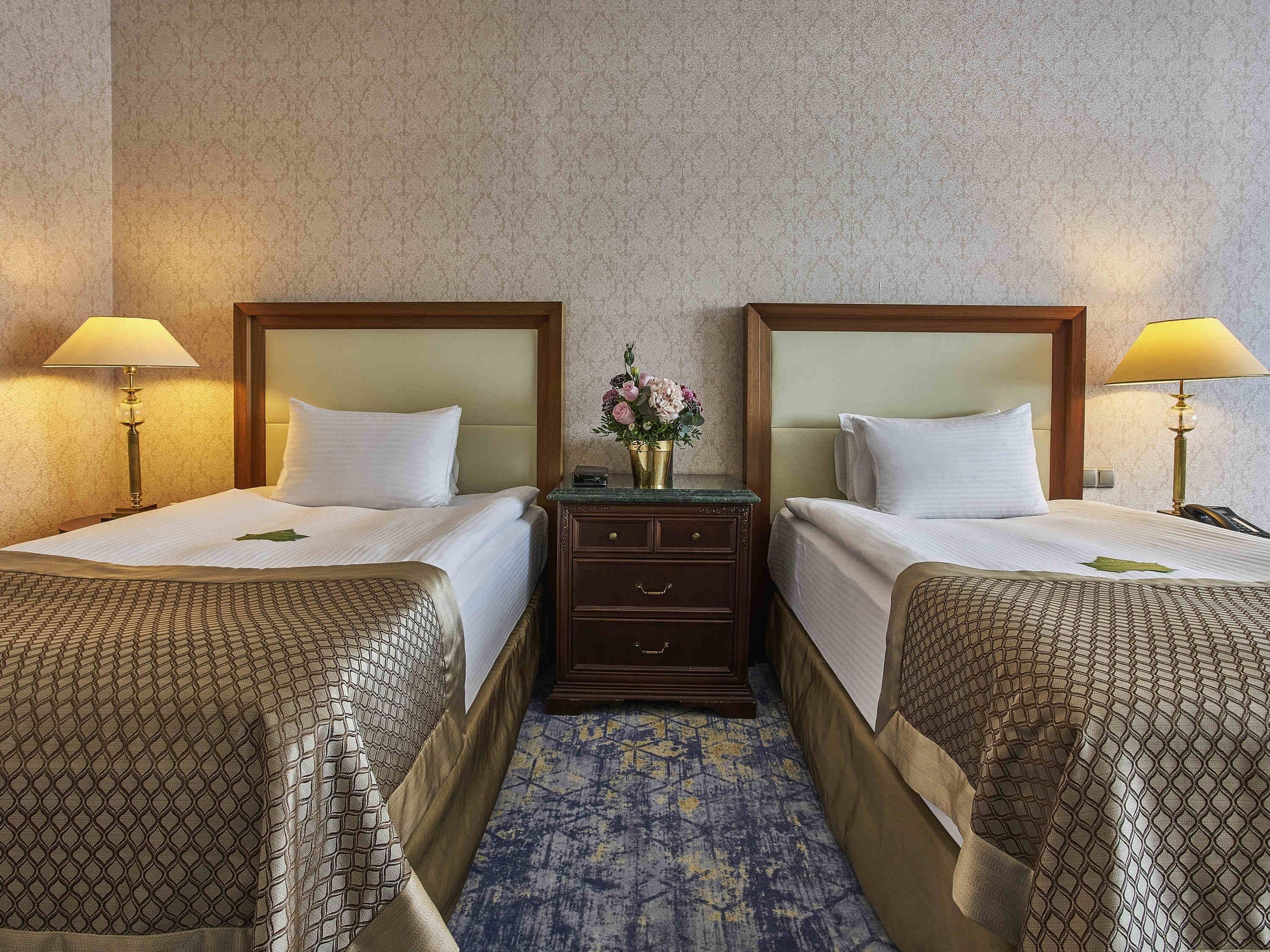 Quarto duplo luxo, 2 camas de solteiro | Frigobar, cofres nos quartos, cortinas blackout, quartos à prova de som