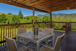 One Bedroom Apartment with Patio | Vista do quarto