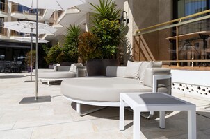 Piscina exterior, guarda-sóis, espreguiçadeiras 