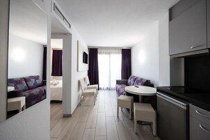 Apartamento Familiar, 1 quarto, varanda, Vista para a cidade | Sala de estar | TV de ecrã plano