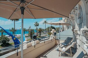Quarto casal ou duplo conforto, terraço, vista para o mar | Cofres nos quartos, escrivaninha, Wi-Fi de cortesia, roupa de cama