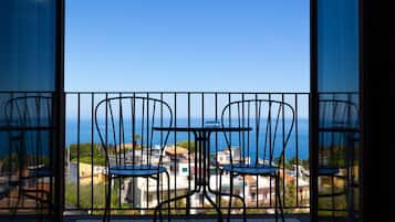 Suite Júnior, várias camas, banheira de hidromassagem | Vista do quarto