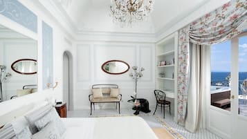 Quarto casal ou duplo executivo, 1 quarto, banheira de hidromassagem, vista para o mar | 1 quarto, frigobar, cofres nos quartos, escrivaninha