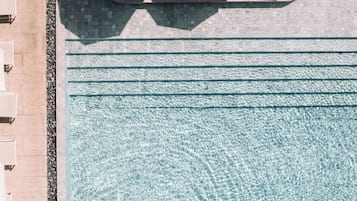 3 piscinas exteriores, guarda-sóis, espreguiçadeiras