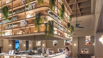 2 restaurantes: servem pequenos-almoços, almoços e jantares