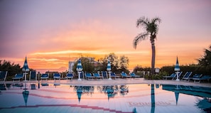 Piscina exterior, guarda-sóis, espreguiçadeiras 