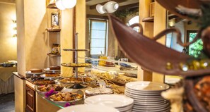 Café da manhã com buffet grátis todos os dias