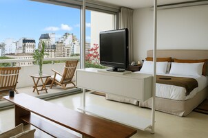 Suíte, sacada | Roupas de cama premium, frigobar, cofres nos quartos