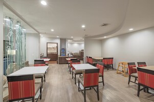 Café da manhã com buffet grátis todos os dias