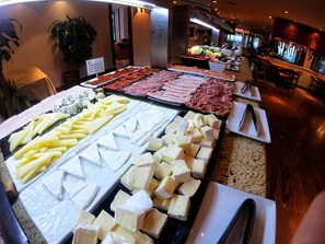 Pequeno-almoço tipo buffet diário mediante uma taxa 
