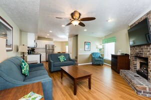 Condo, 3 quartos | Sala de estar | TV de tela plana, DVD player