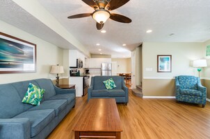 Condo, 3 quartos | Sala de estar | TV de tela plana, DVD player