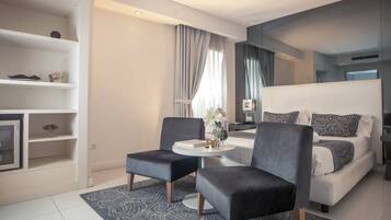 Quarto Duplo Deluxe | Minibar, cofre no quarto, secretária, cortinas/cortinados opacos