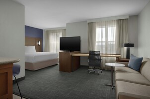 Roupas de cama premium, cofres nos quartos, escrivaninha