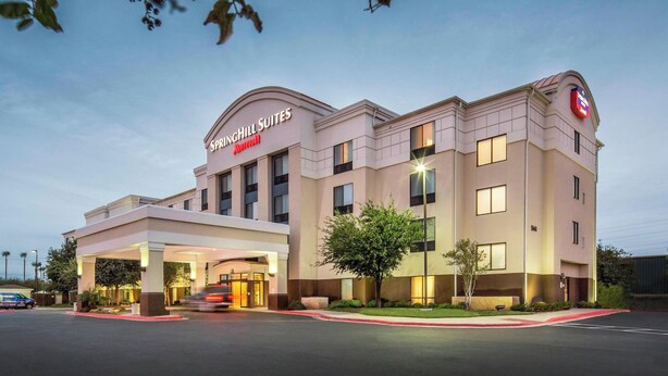 Um hotel com design moderno, com destaque para a placa da Springhill Suites by Marriott.