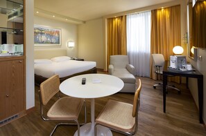Suíte, 1 cama King (Living Area) | Frigobar, cofres nos quartos, individualmente decorados