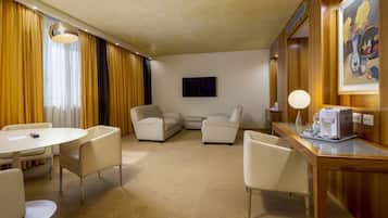 Suíte, 1 cama King (Living Area) | Frigobar, cofres nos quartos, individualmente decorados