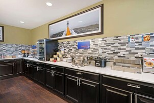 Café da manhã com buffet grátis todos os dias