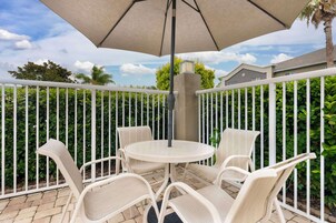 Piscina externa, funciona das 8h às 21h, espreguiçadeiras