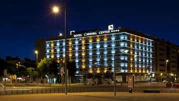 Fachada do alojamento (tarde/noite)