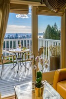 Suíte luxo, 1 cama Queen, vista para a cidade, sobre a água (Balcony & Double Jacuzzi ) | Terraço/pátio