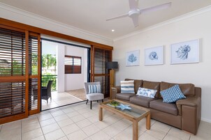 Apartamento, 1 quarto, vista para a piscina (Adult Only) | Sala de estar | Televisor de ecrã plano de 36 polegadas com canais via satélite 
