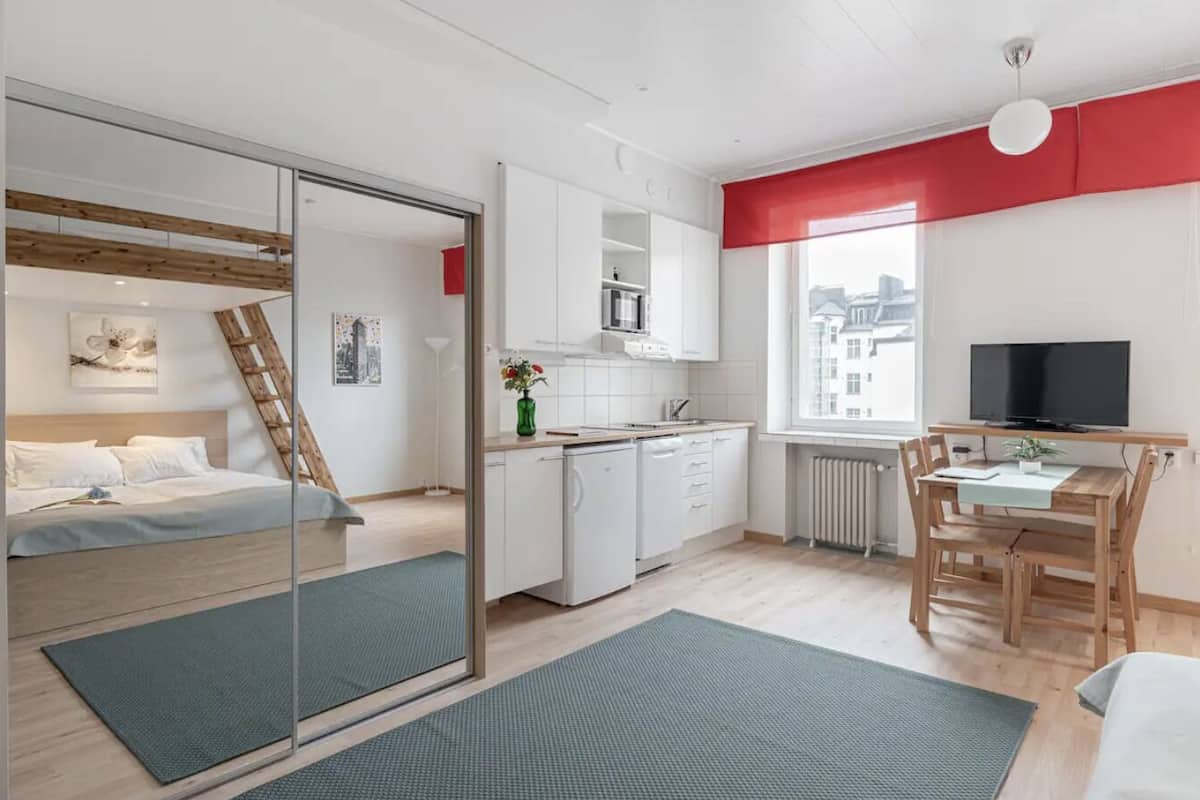 Estúdio Familiar, kitchenette | Secretária, secretária adequada para computadores portáteis