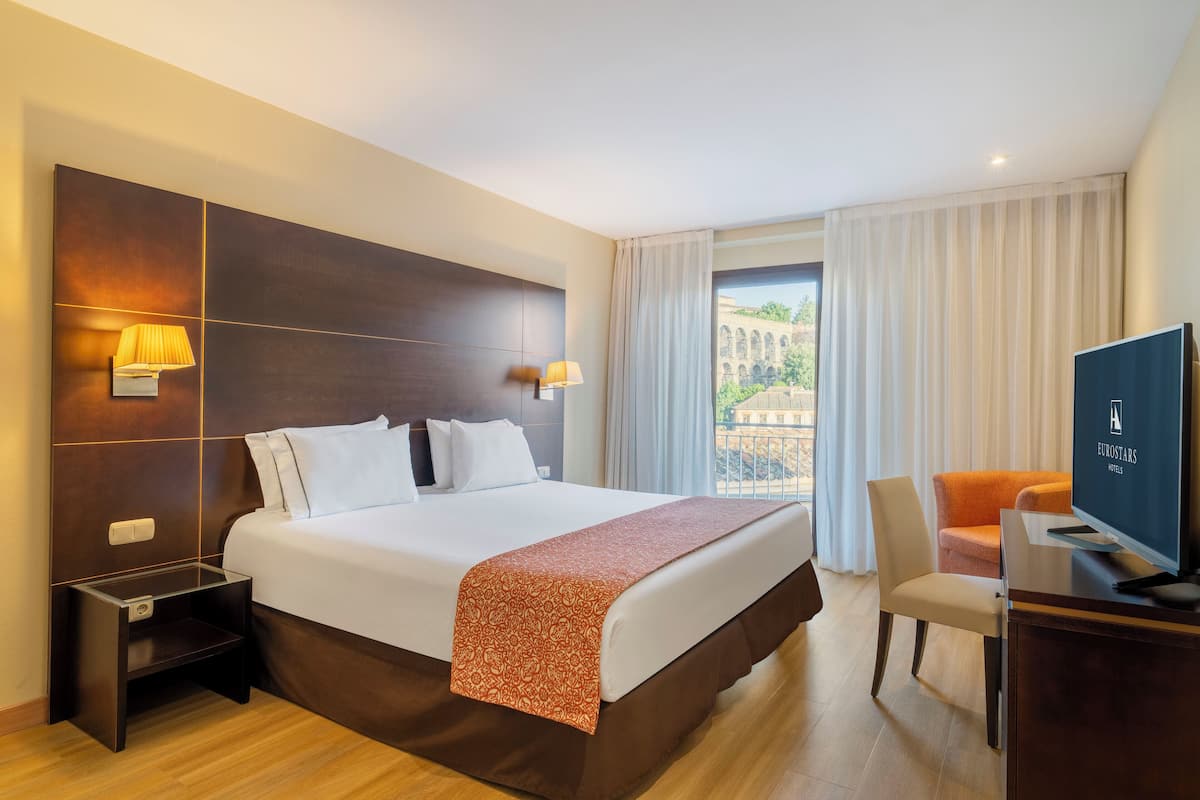 1 quarto, frigobar, cofres nos quartos, escrivaninha