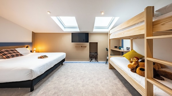 Quarto Familiar, 2 camas de casal | Roupa de alta qualidade, secretária, quartos insonorizados