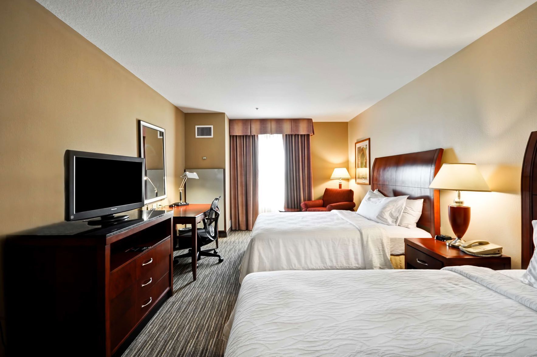 Roupas de cama premium, escrivaninha, ferros/tábuas de passar roupa