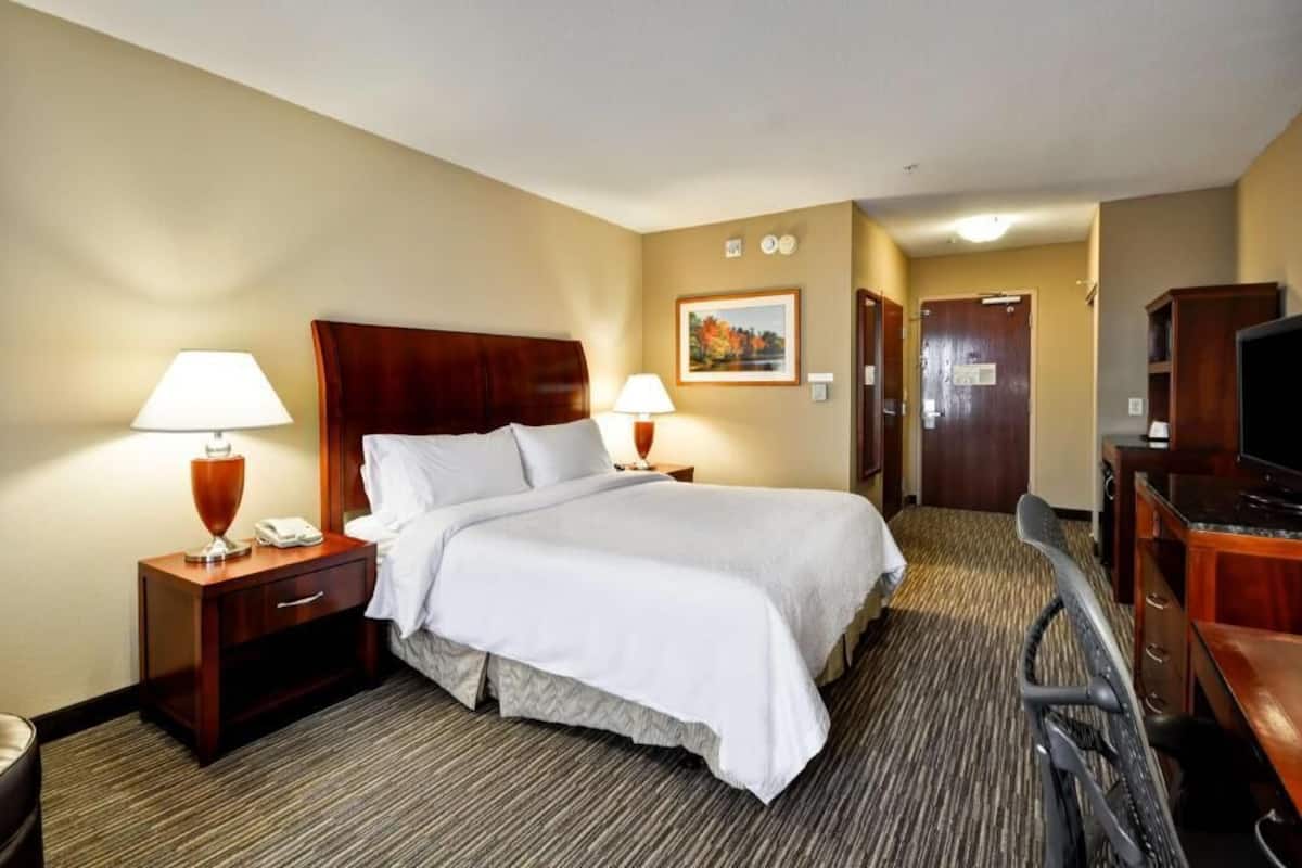 Roupas de cama premium, escrivaninha, ferros/tábuas de passar roupa