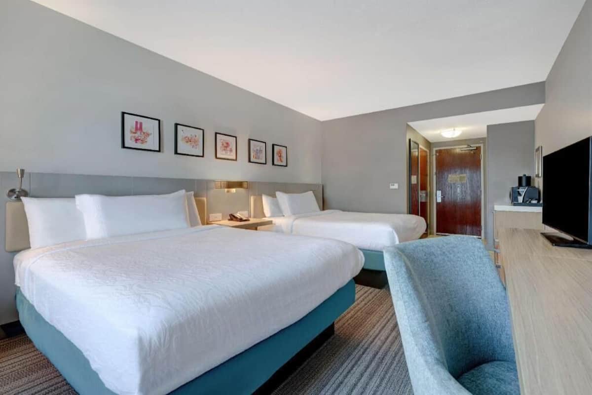 Roupas de cama premium, escrivaninha, ferros/tábuas de passar roupa