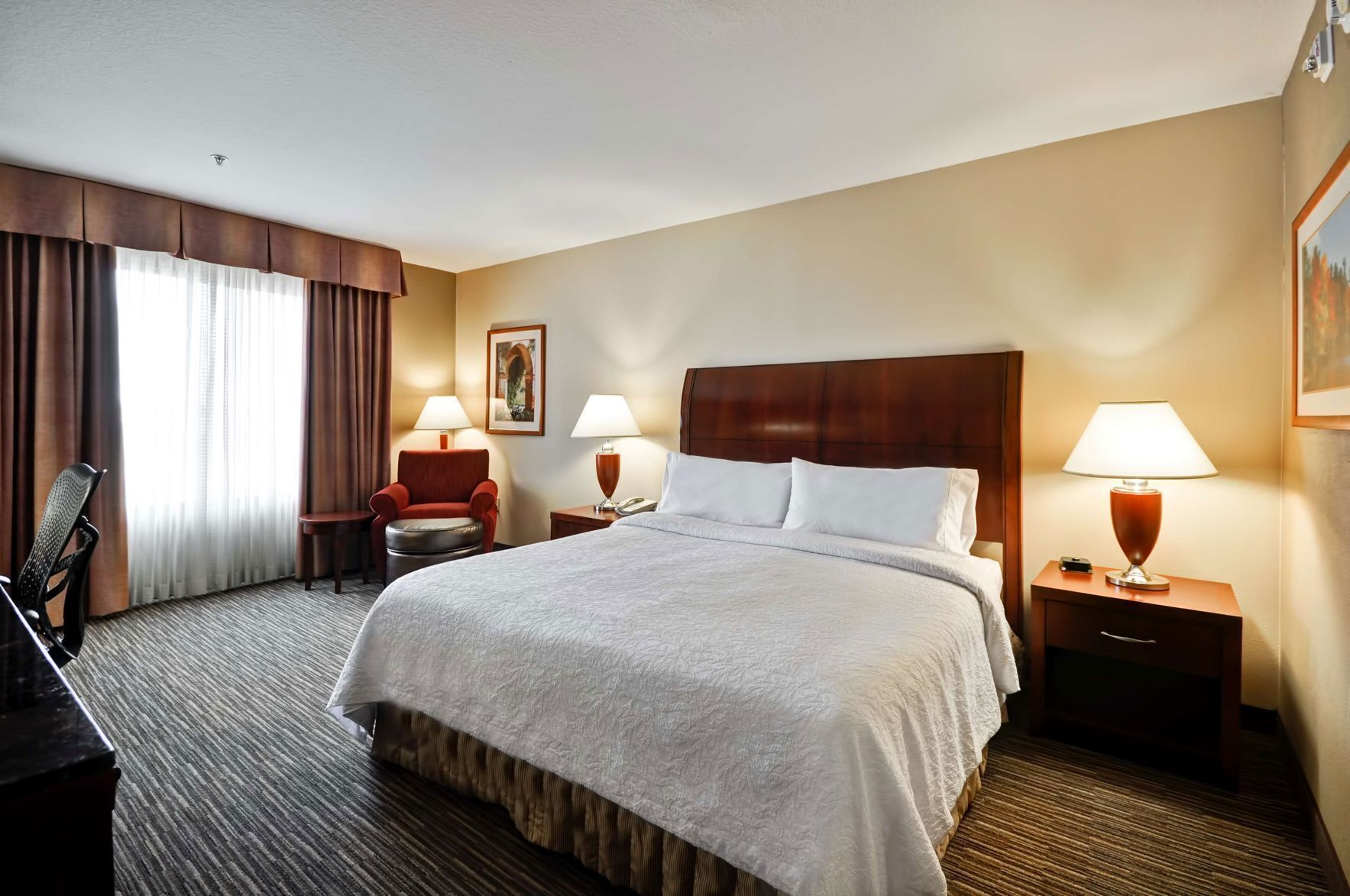 Roupas de cama premium, escrivaninha, ferros/tábuas de passar roupa