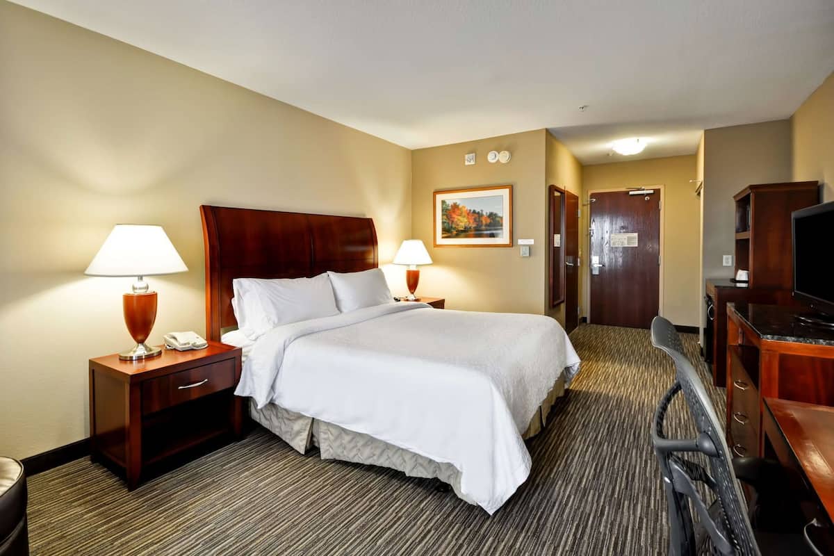 Roupas de cama premium, escrivaninha, ferros/tábuas de passar roupa